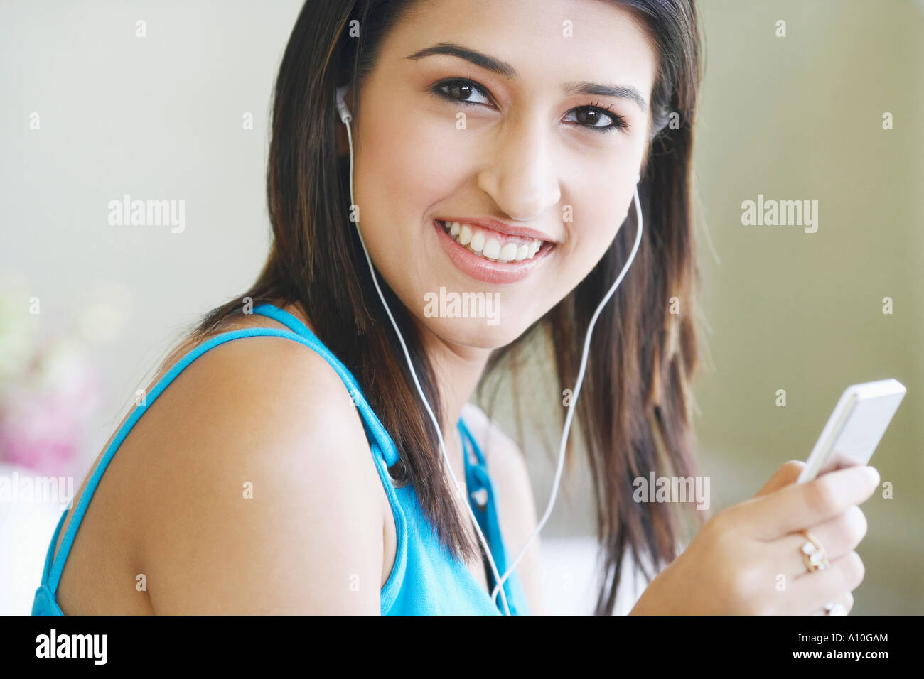 Portrait of a young woman listening to an MP3 player Stock Photo - Alamy