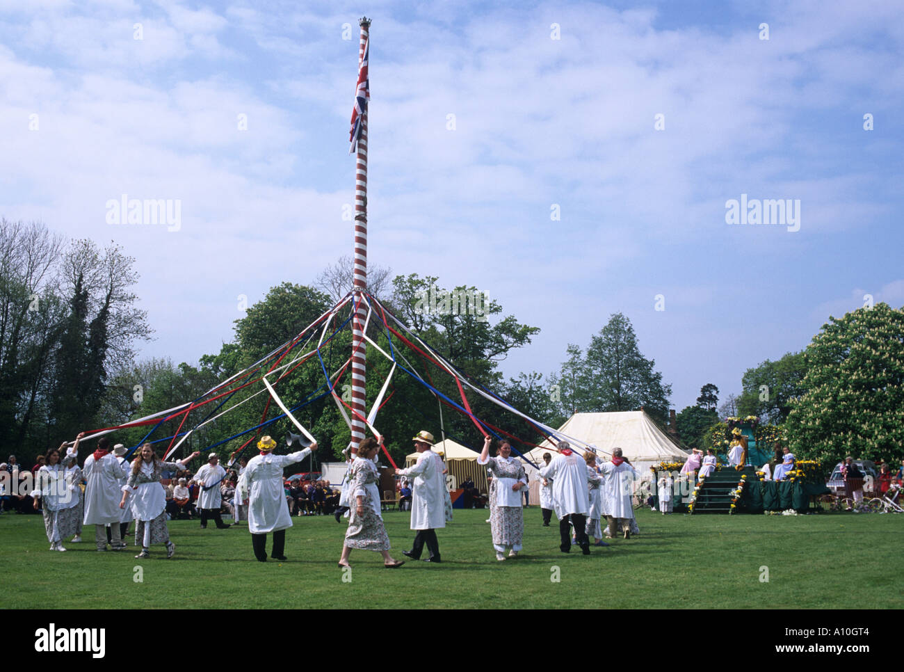 Dance around maypole traditional costume hi-res stock photography and images - Alamy