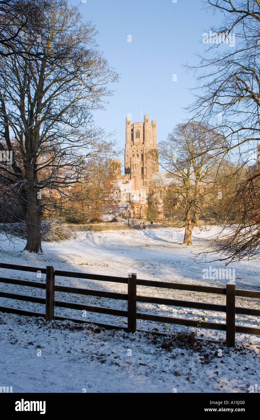 Ely cathedral snow hi-res stock photography and images - Alamy