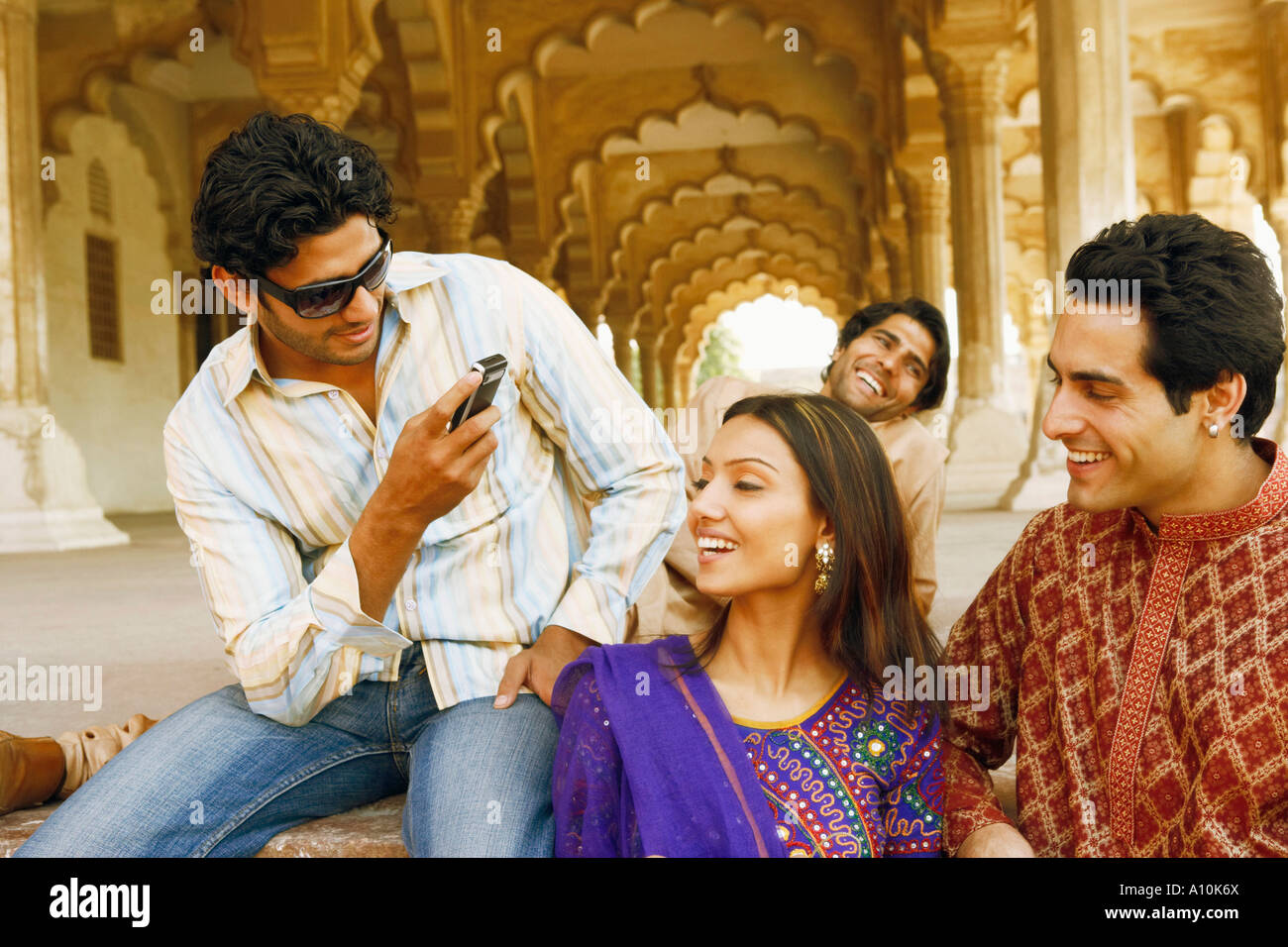 India mobile phone use hi-res stock photography and images - Alamy