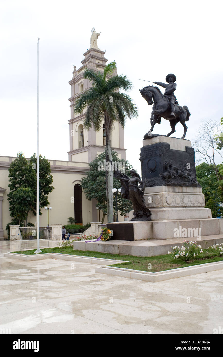 Parque Agramonte and the statue of Ignacio Agramonte, Camaguey,Cuba ...