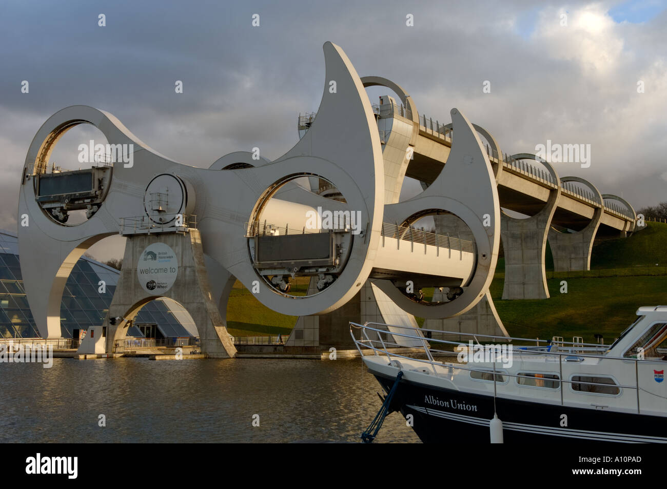 The Falkirk Wheel rotating boat lift linking the Forth and Clyde Canal ...