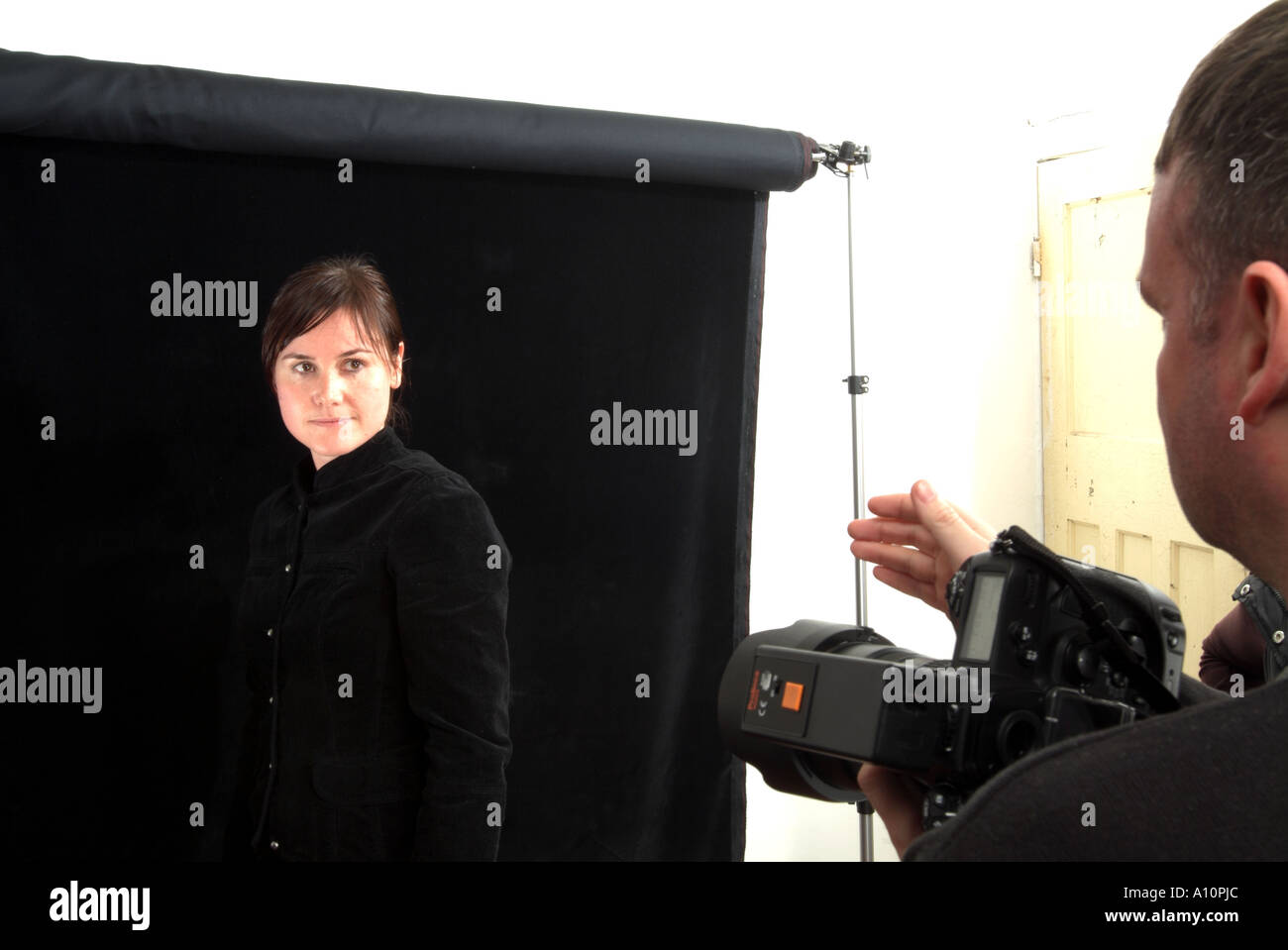 photographer in a studio giving direction to model Stock Photo - Alamy