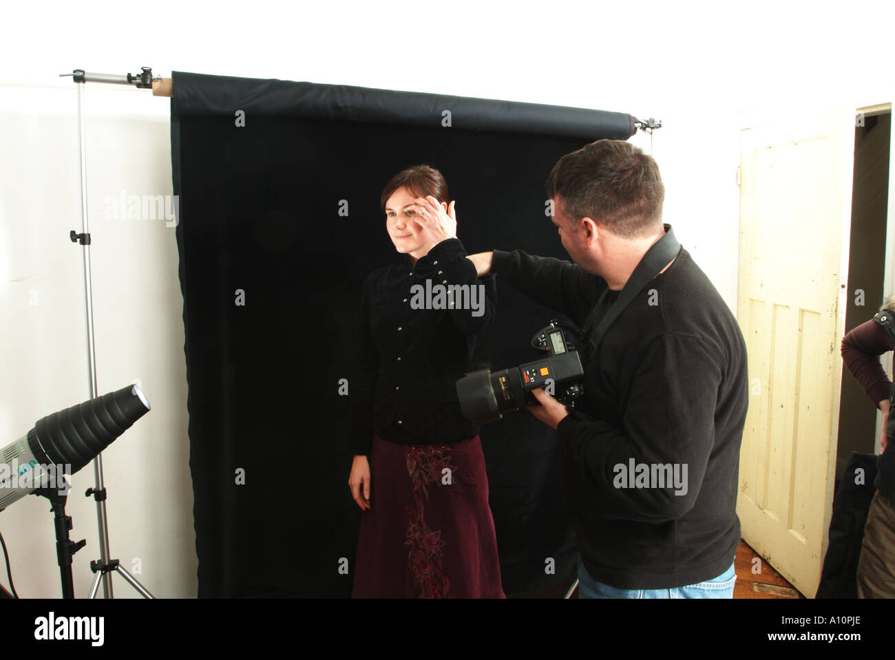 photographer in a studio giving direction to model Stock Photo - Alamy