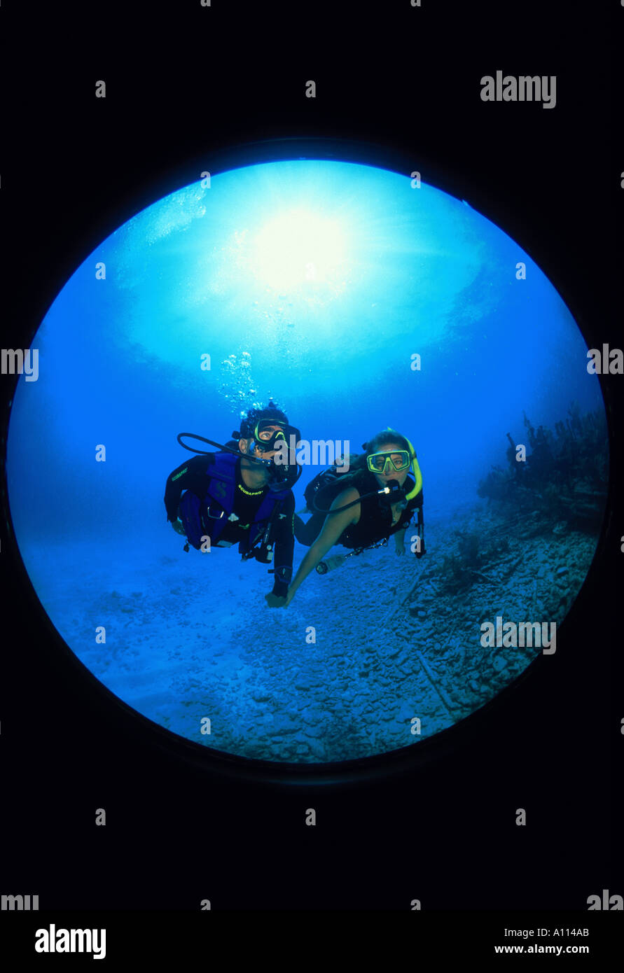 Scuba diving 2 girls hi-res stock photography and images - Alamy