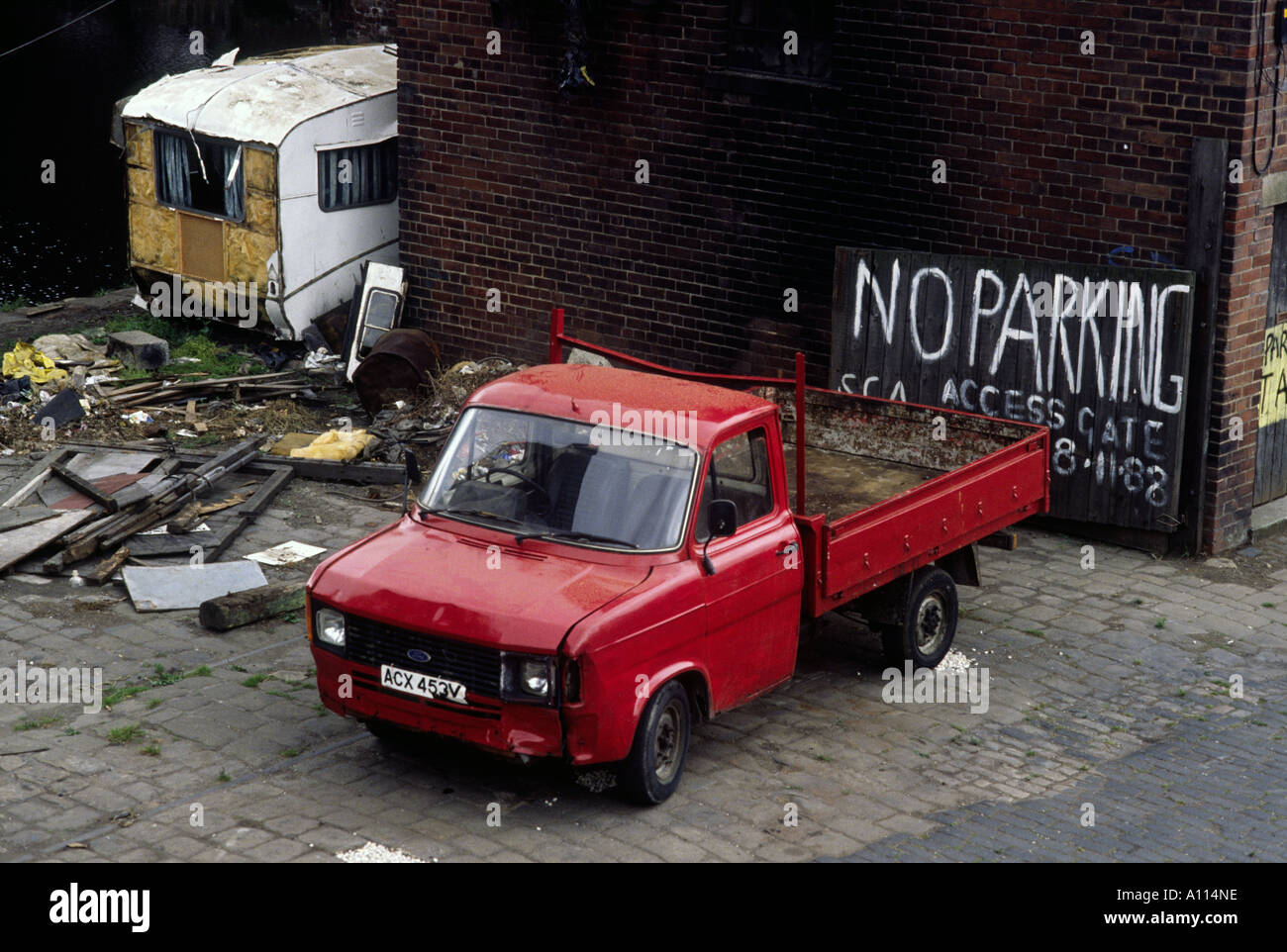 Red gypsy caravan hi-res stock photography and images - Alamy