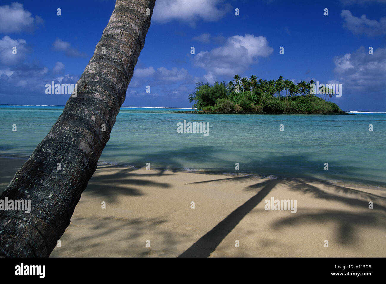 South Pacific, Cook Islands, Rarotonga, Muri Beach Lagoon, islet and ...