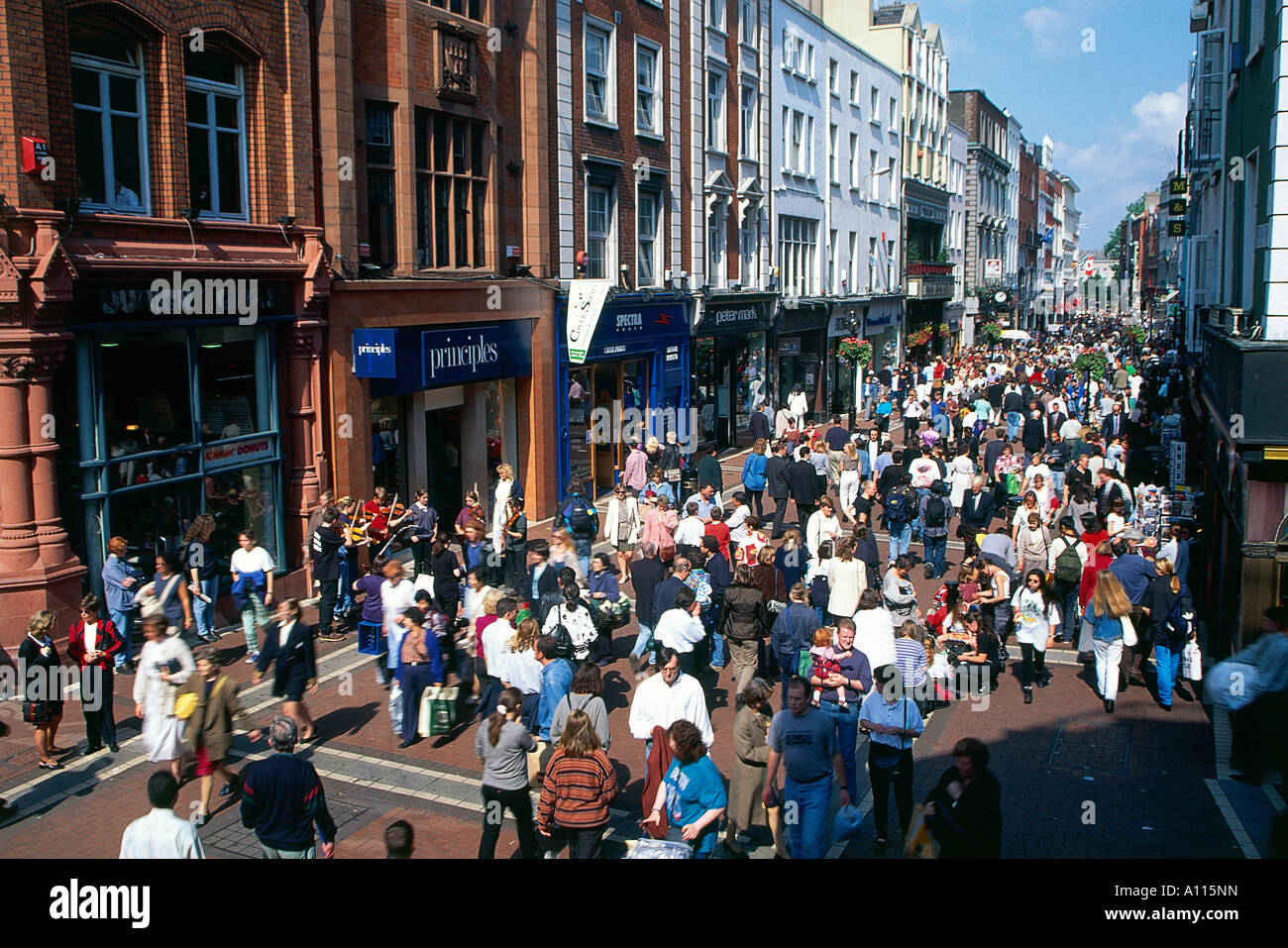 Ireland dublin grafton street buskers hi-res stock photography and ...