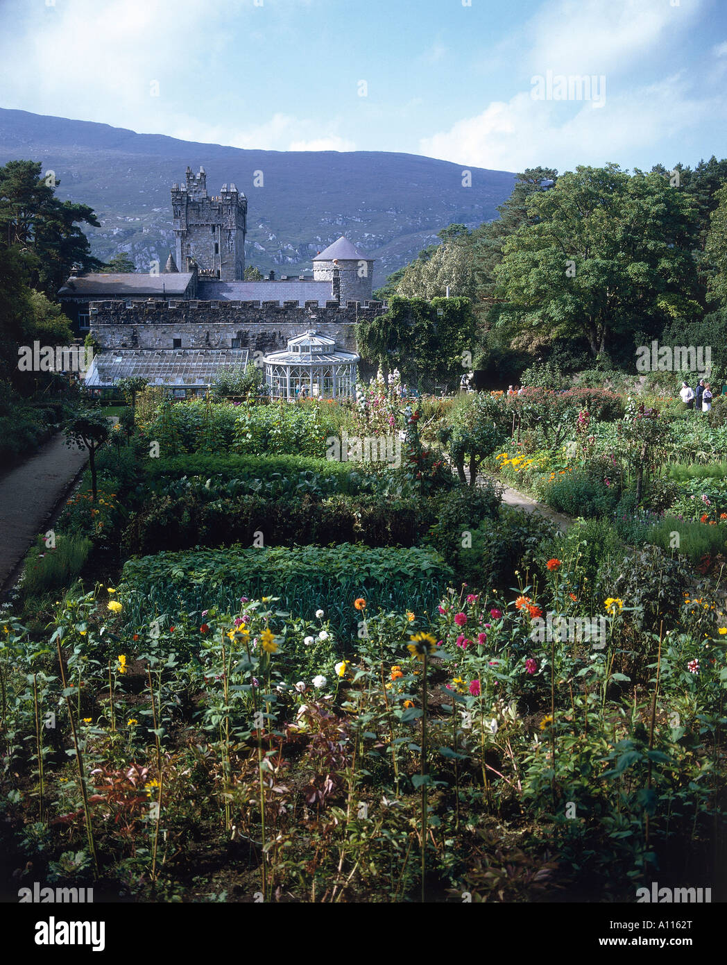 Large gardens hi-res stock photography and images - Alamy