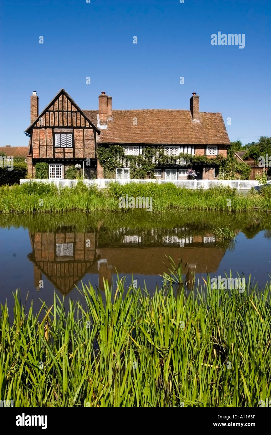 Aldbury Village Pond & Tudor cottage - Hertfordshire Stock Photo - Alamy