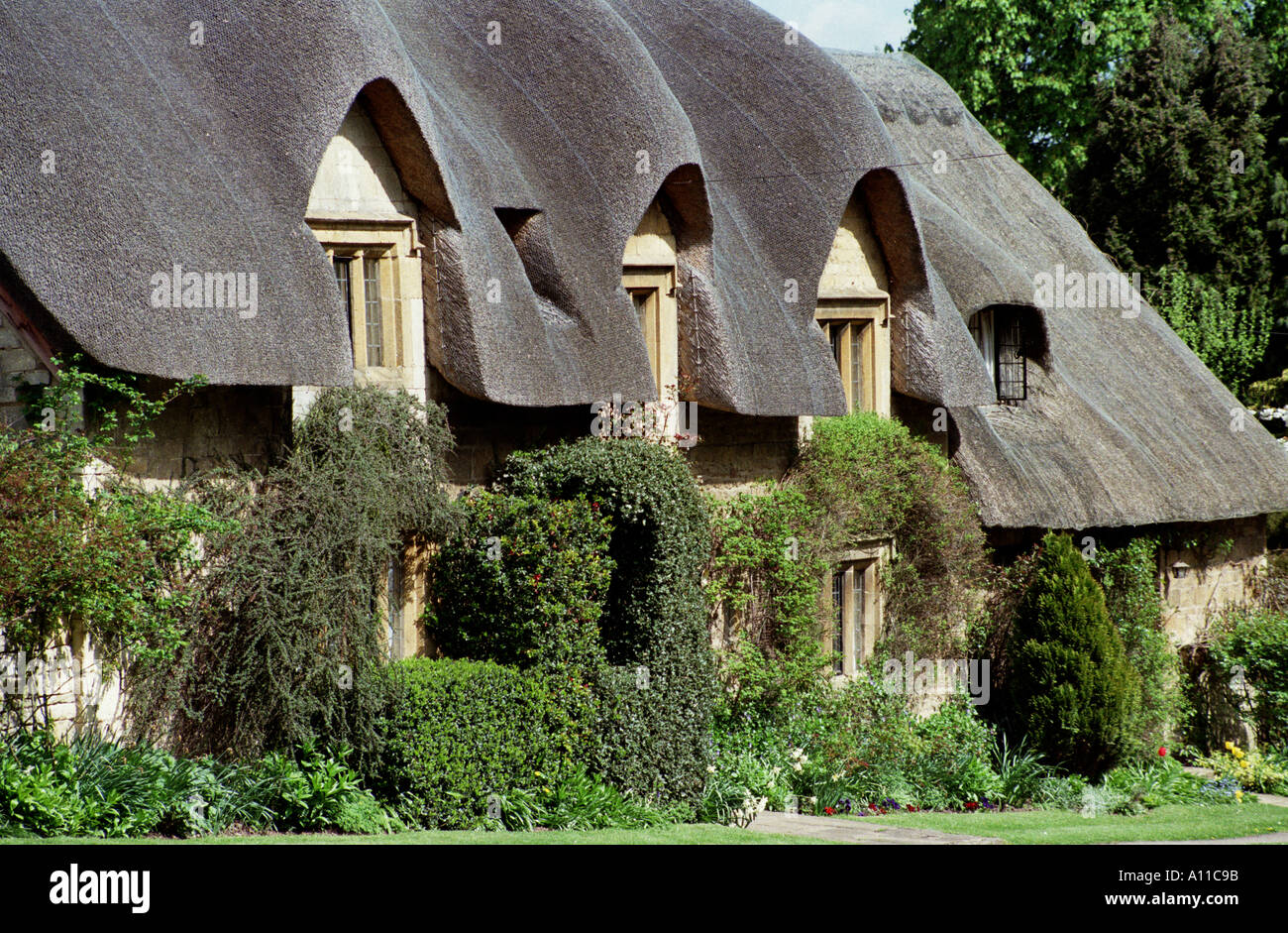 Classic thatched cottage scene in Chipping Campden, Cotswolds ...