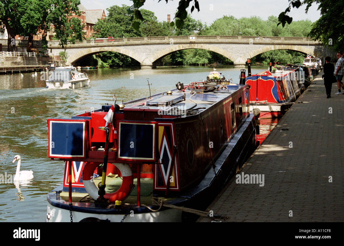 River Avon and colourful narrowboats, Evesham, Worcestershire, Vale of ...