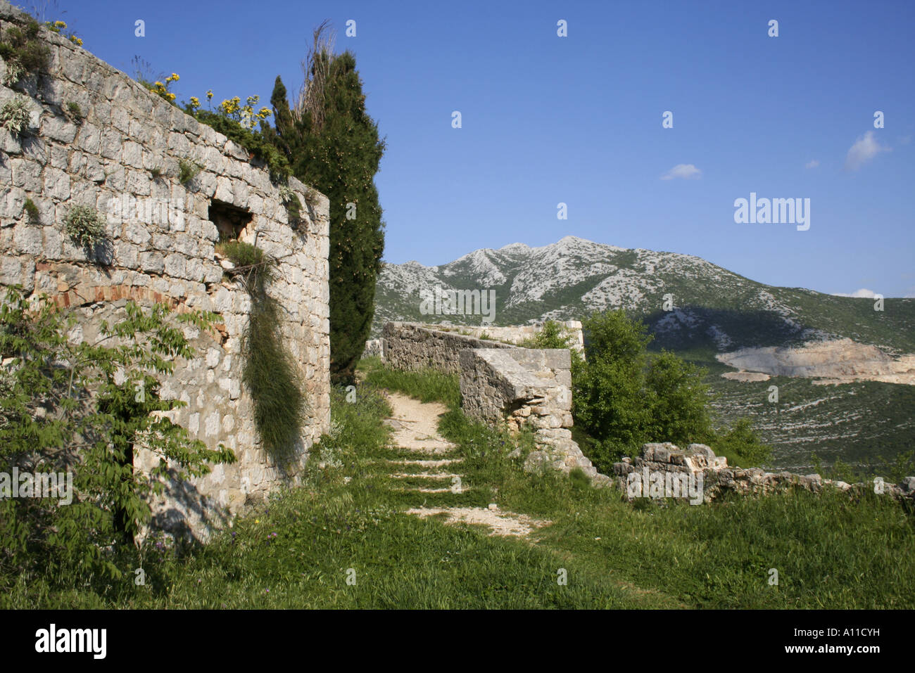 Klis Fortress and surrounding hills Stock Photo - Alamy Klis Fortress and surrounding hills Stock Photo - Alamy