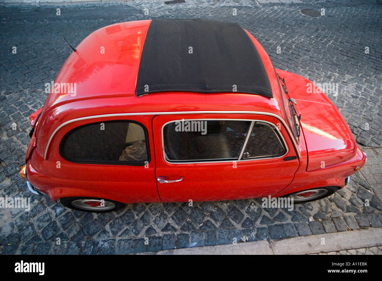 The red FIAT ABARTH 595 (Lisbon - Portugal). FIAT 500 rouge en version ...