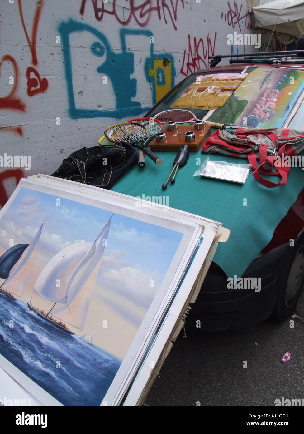 makeshift stall at porta portese market in rome Stock Photo - Alamy