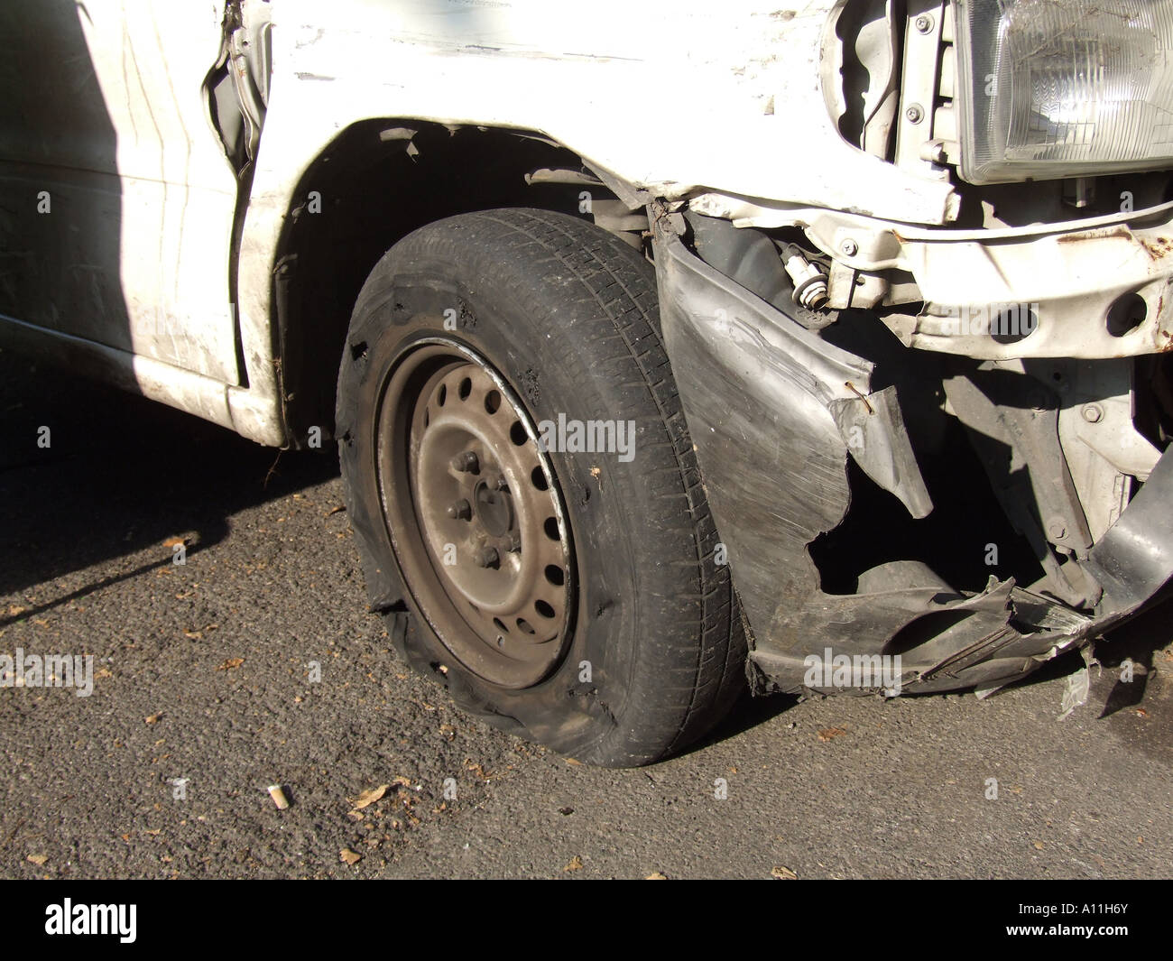 Front end damaged truck hi-res stock photography and images - Alamy