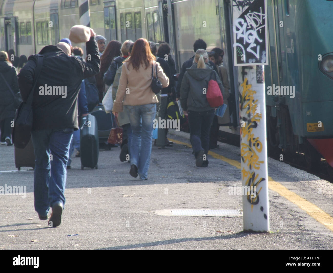 train on platform Stock Photo - Alamy