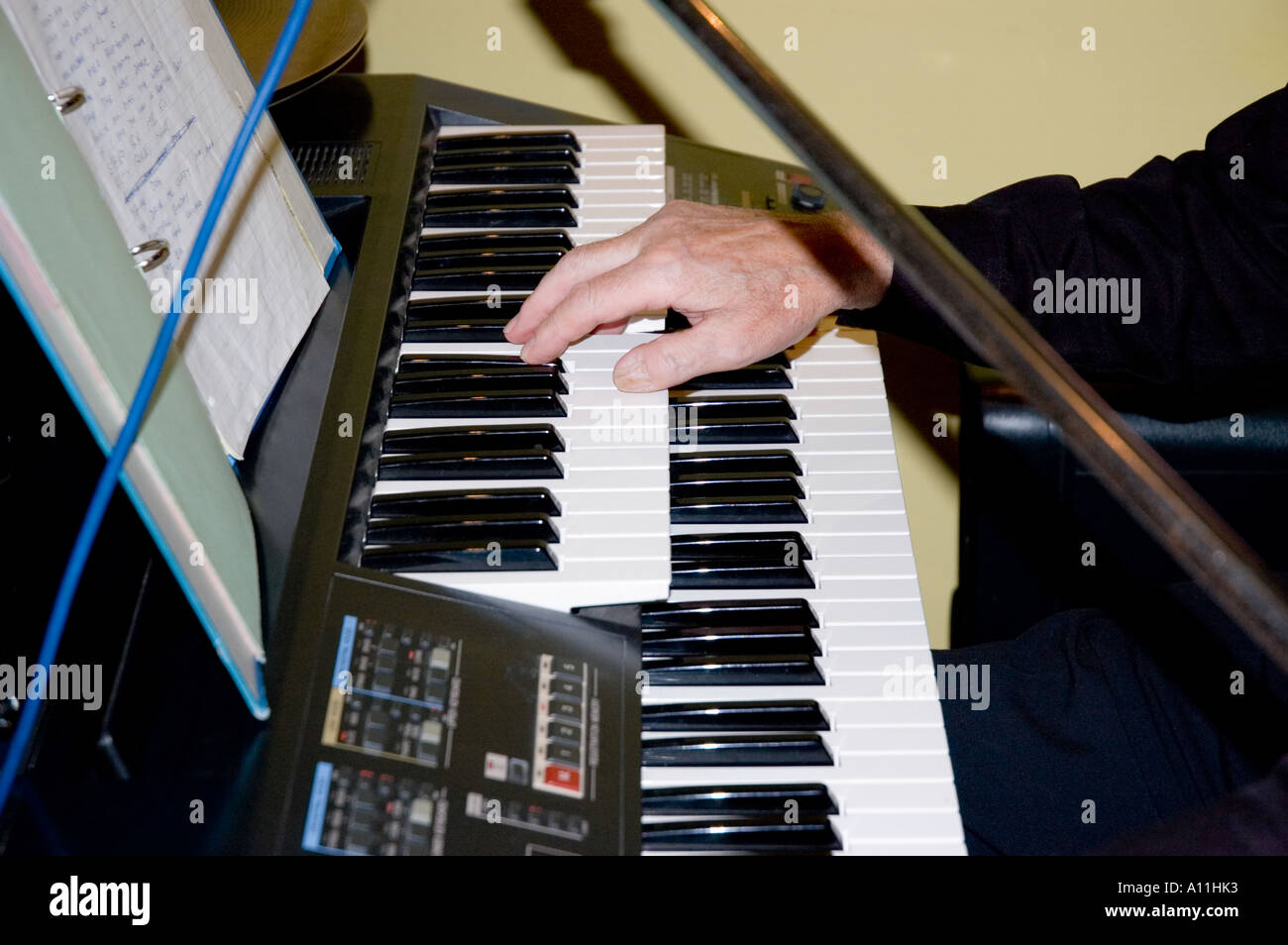 Man playing keyboards hi-res stock photography and images - Alamy