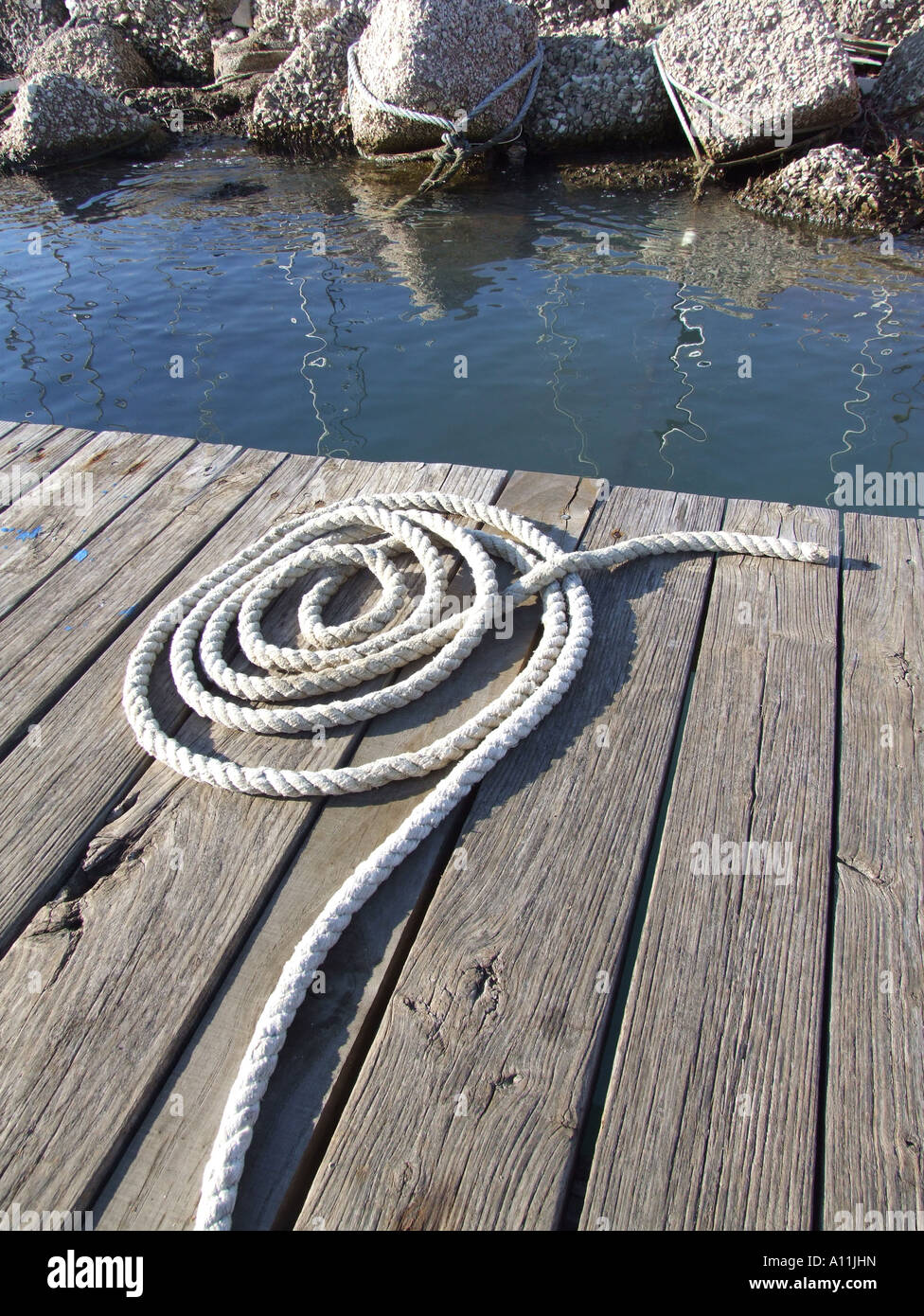 mooring rope in harbour Stock Photo - Alamy