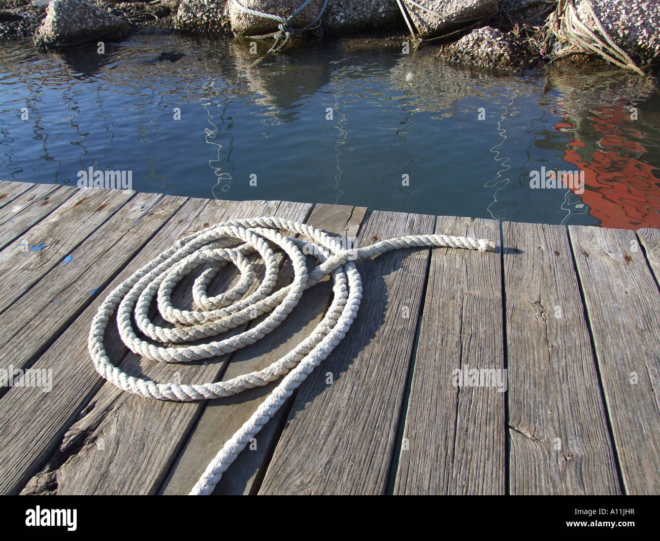 mooring rope in harbour Stock Photo - Alamy