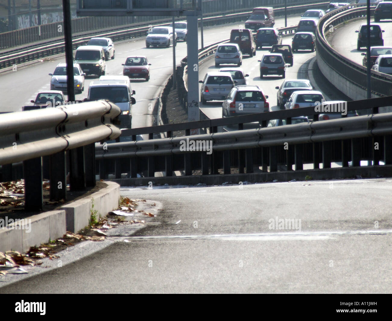 Traffic flowing on street bridge hi-res stock photography and images ...