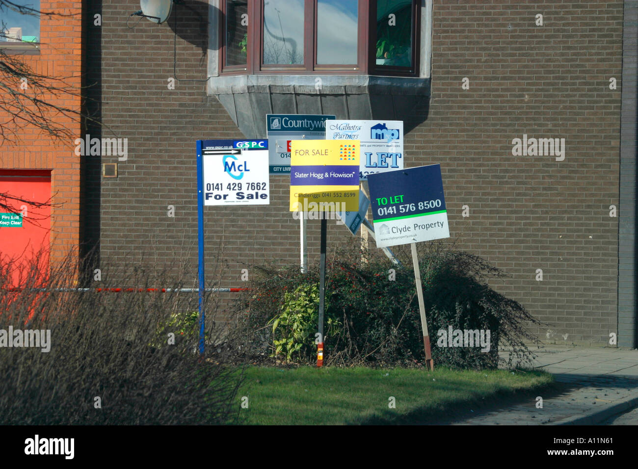 Let sign outside commercial property hi-res stock photography and ...