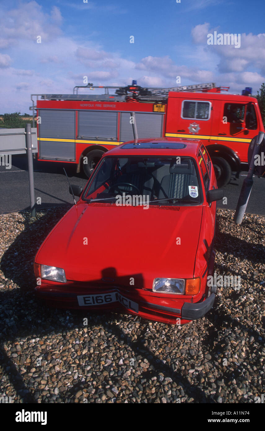 Red Ford Fiesta on roundabout island after accident Stock Photo - Alamy