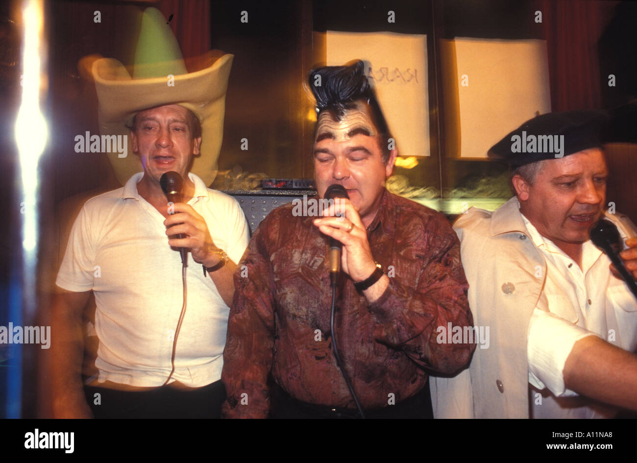 Middle aged men at pub hi-res stock photography and images - Alamy