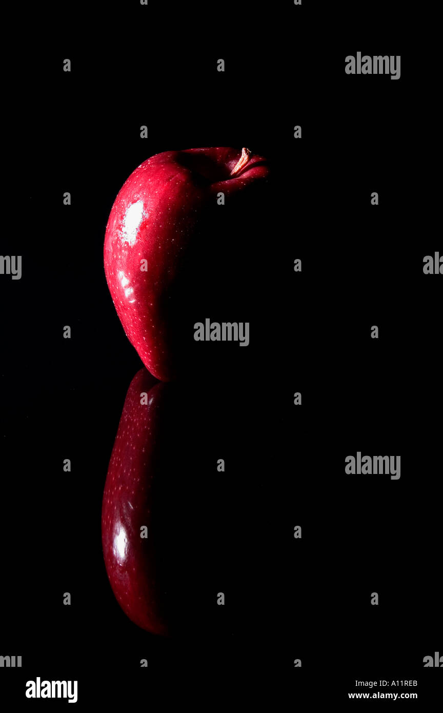 Red apple on black reflective background Stock Photo - Alamy
