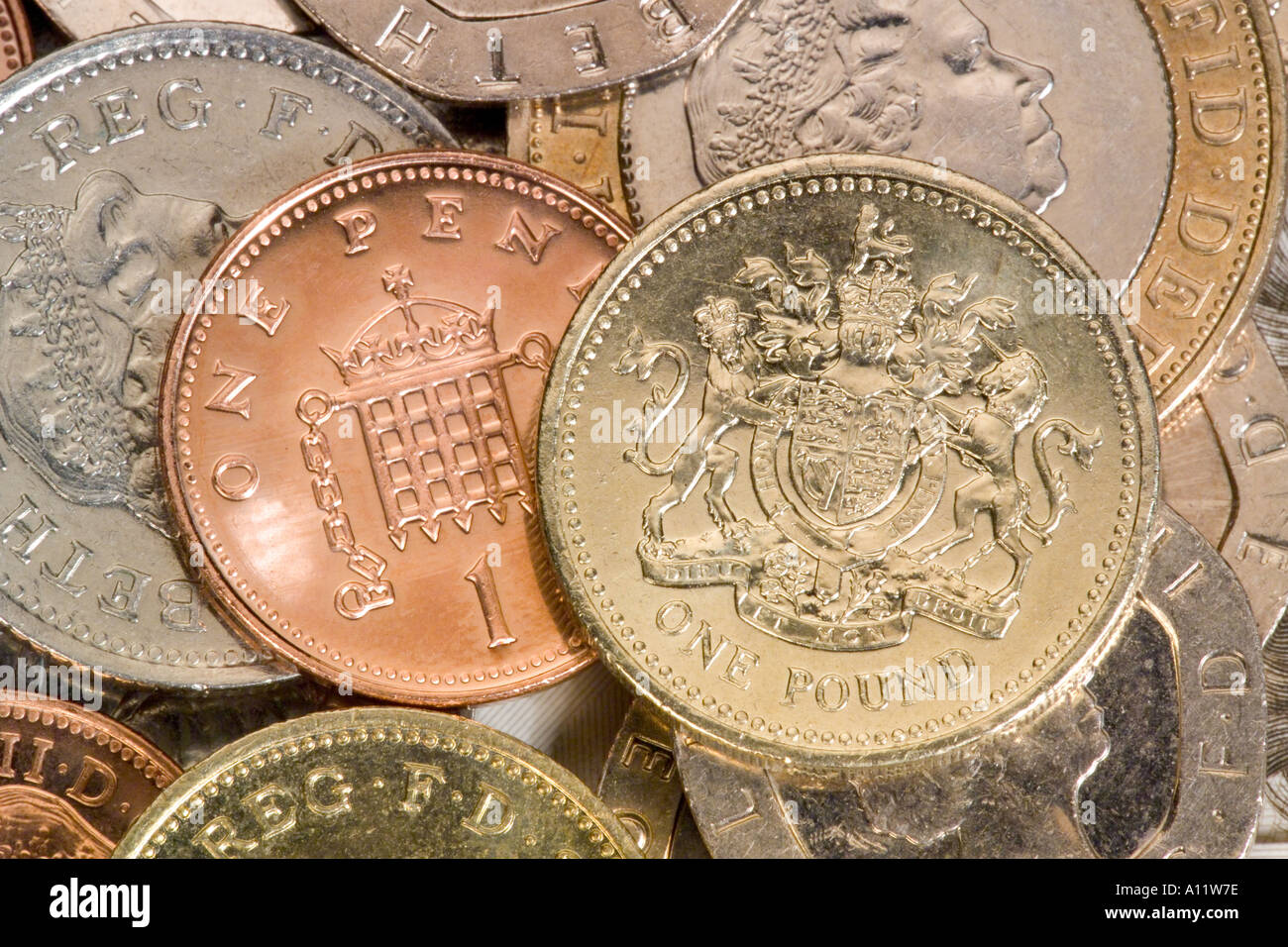 Pile 20p coins uk currency hi-res stock photography and images - Alamy