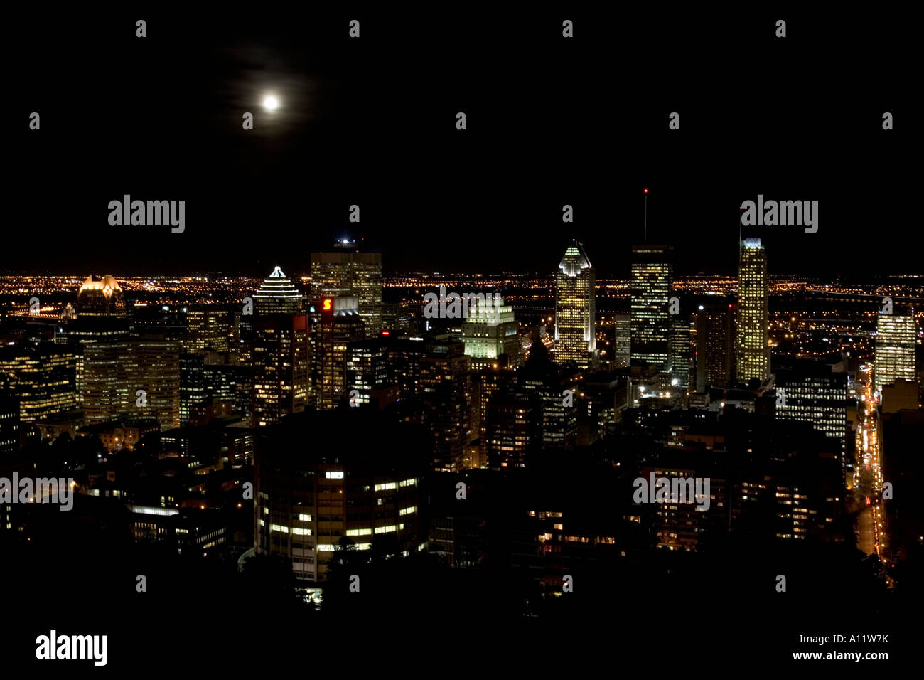 Moonrise over the montreal skyline hi-res stock photography and images ...