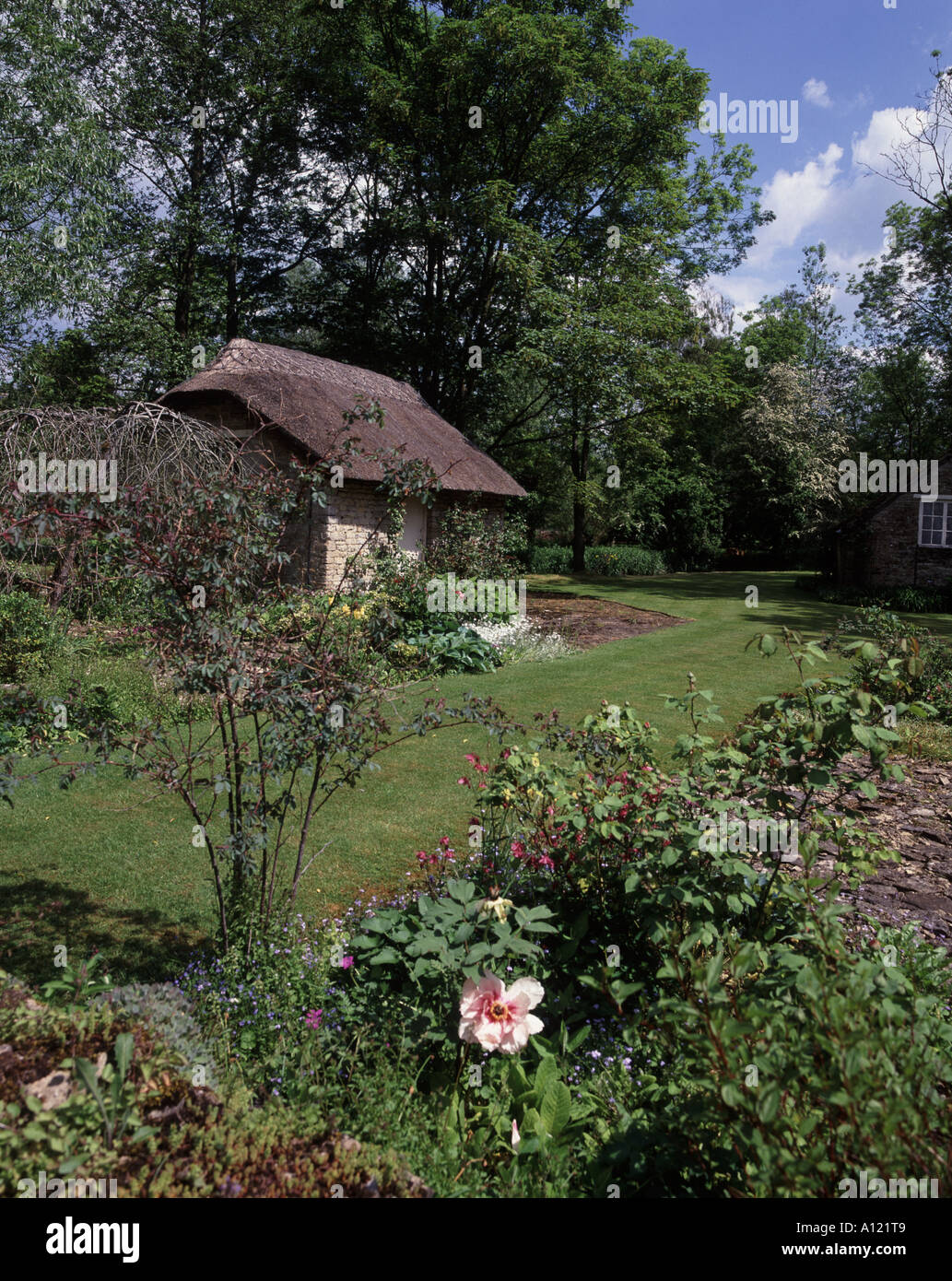 Thatched corner cottage hi-res stock photography and images - Alamy