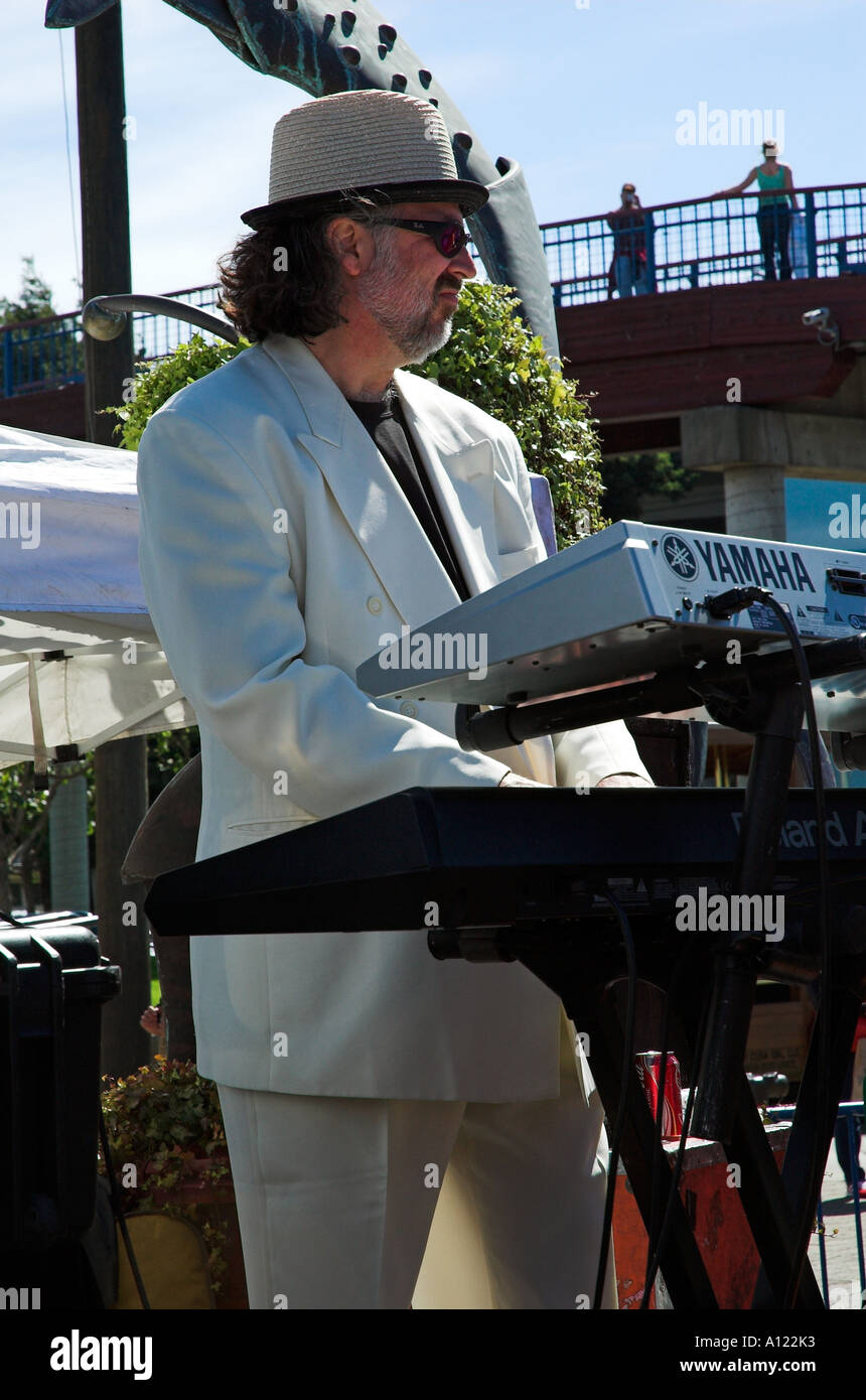 Keyboard player band hi-res stock photography and images - Alamy
