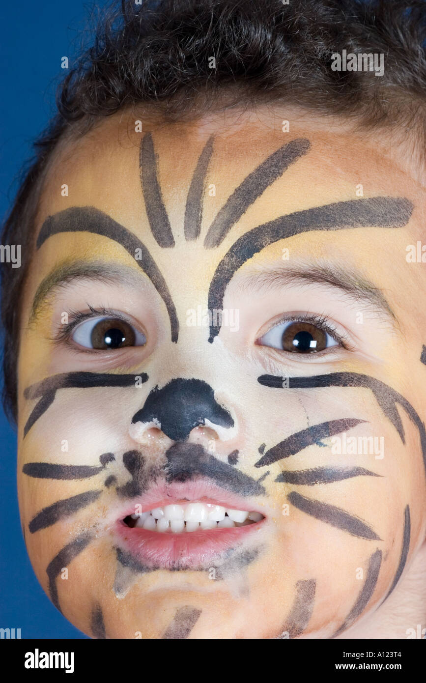 Boy with tiger facepaint hi-res stock photography and images - Alamy