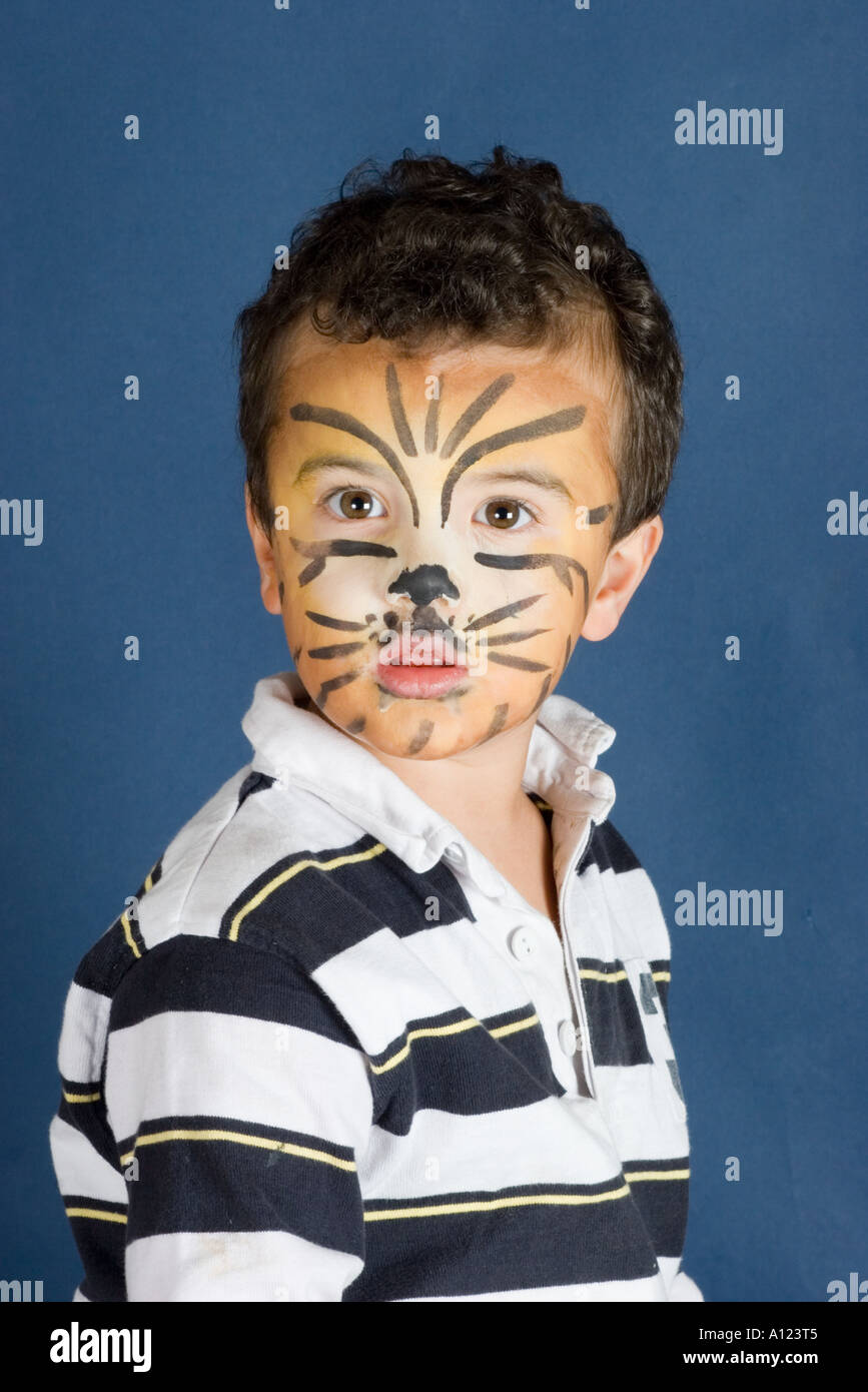 Boy with tiger facepaint hi-res stock photography and images - Alamy