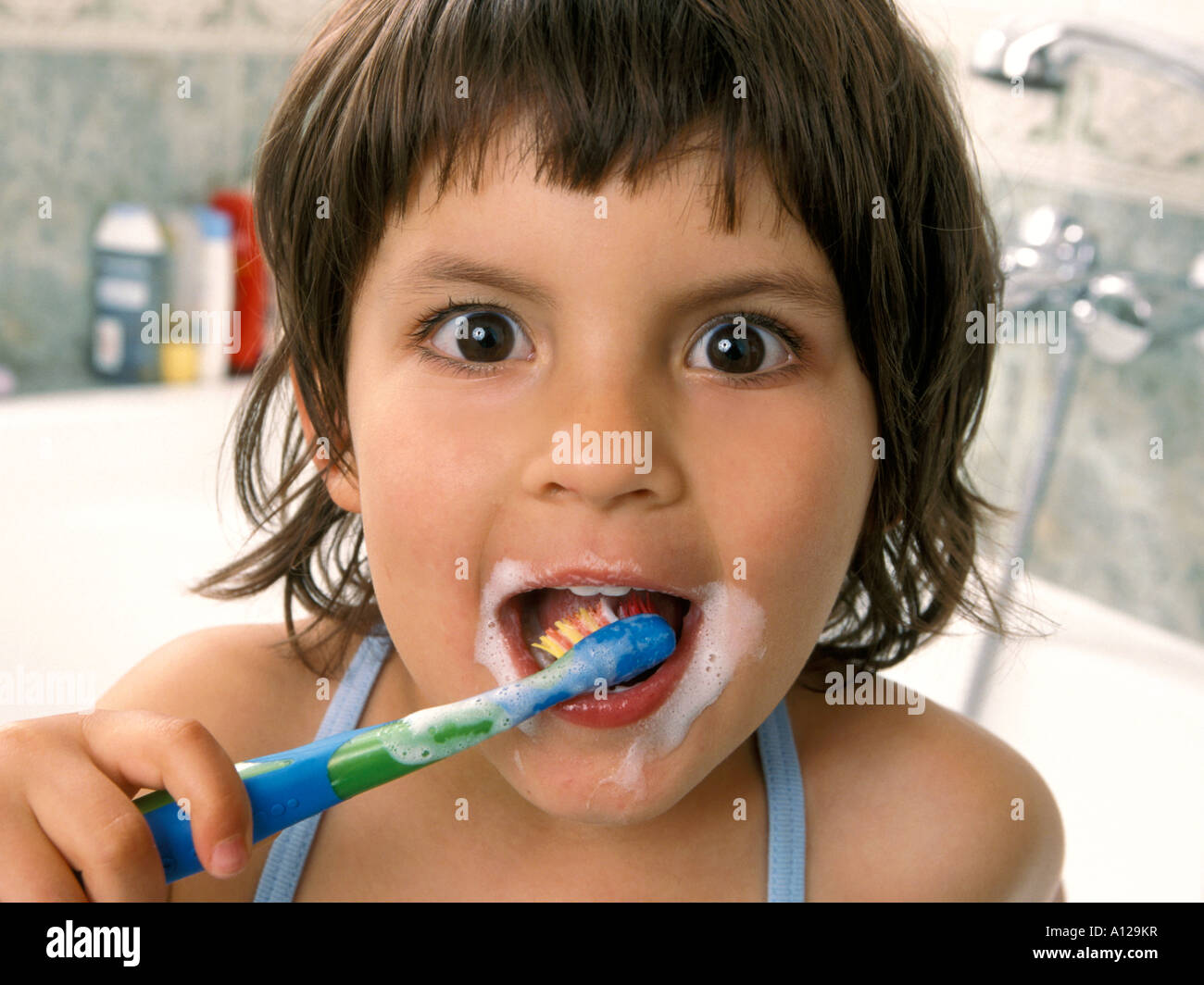 Child brushing his teeth hi-res stock photography and images - Alamy
