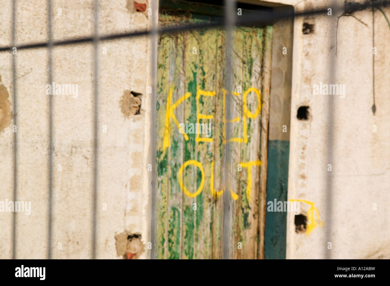 keep out sign with fence around Stock Photo - Alamy