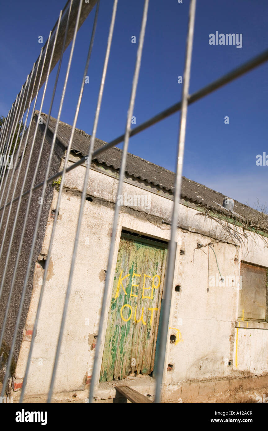 keep out sign with fence around Stock Photo - Alamy