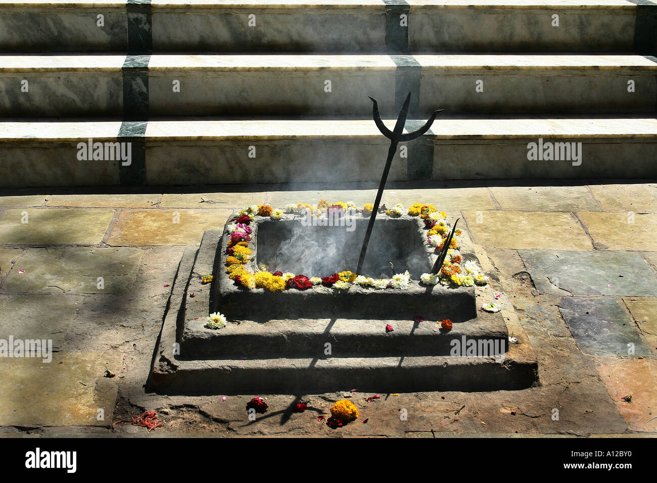 Havan kund hi-res stock photography and images - Alamy