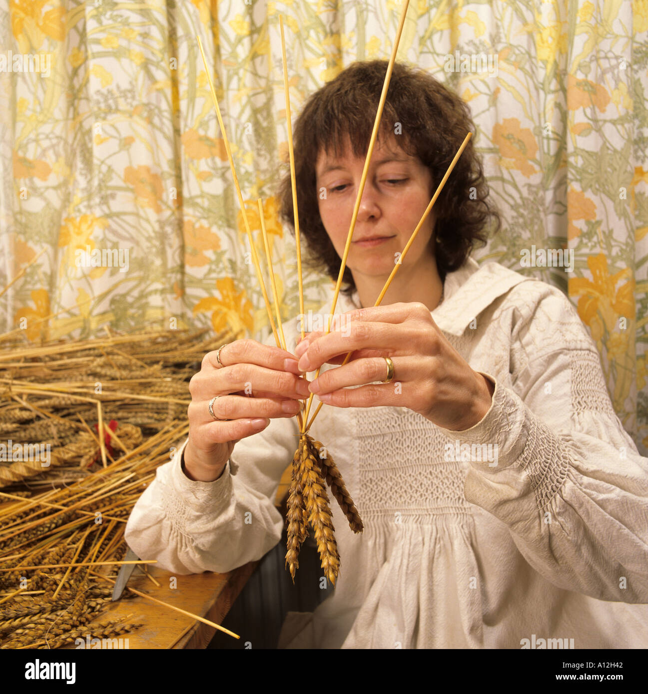 Making corn dollies in the Cotswolds Stock Photo - Alamy