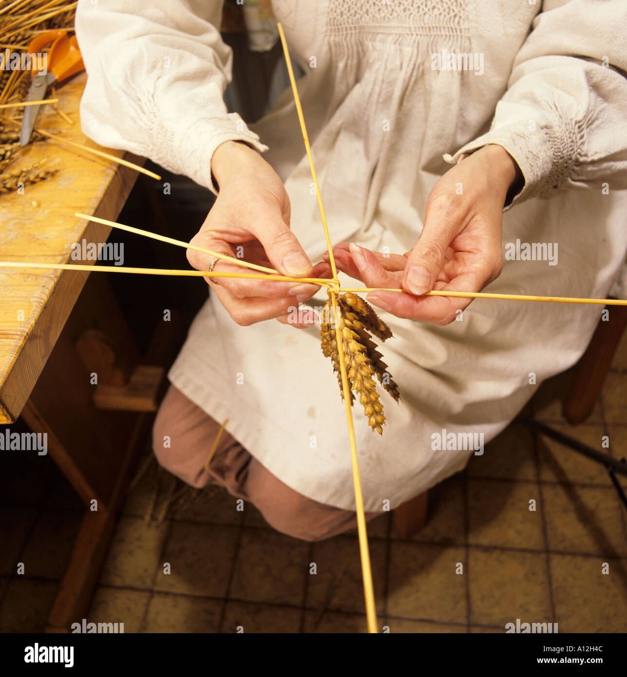 Making corn dollies in the Cotswolds Stock Photo - Alamy