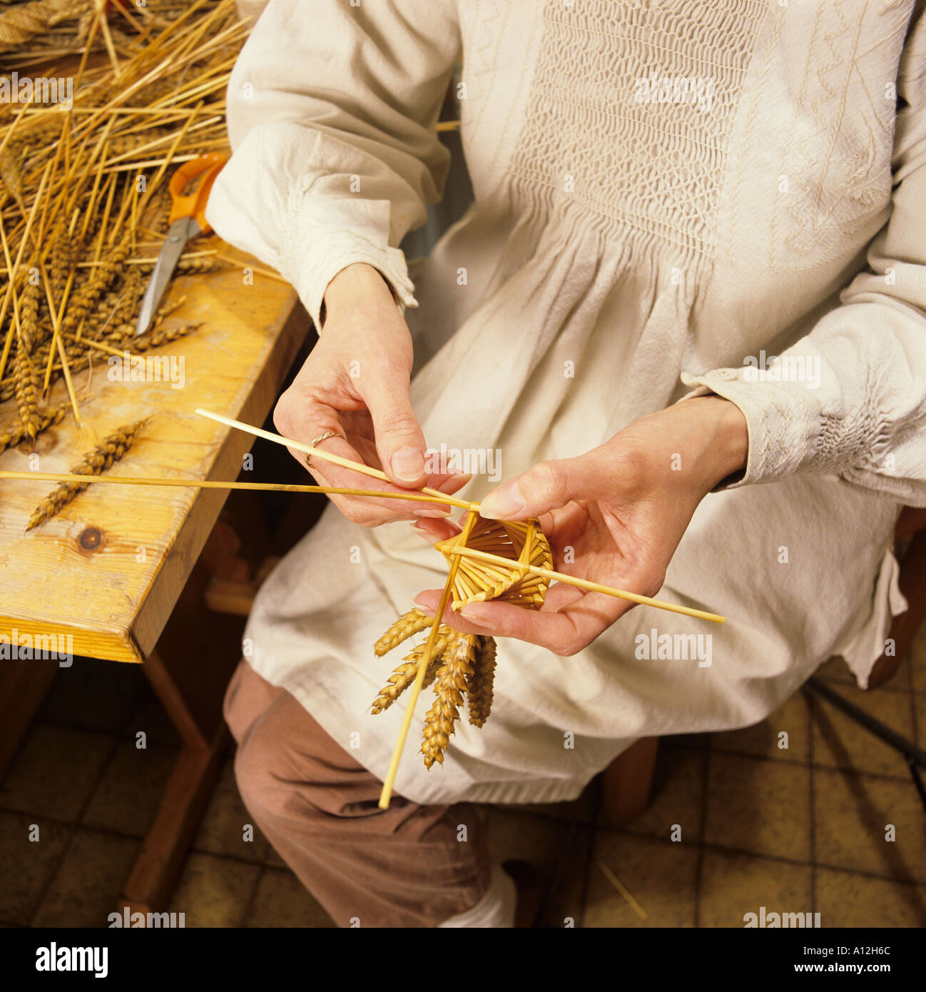 Making corn dollies in cotswolds hi-res stock photography and images ...