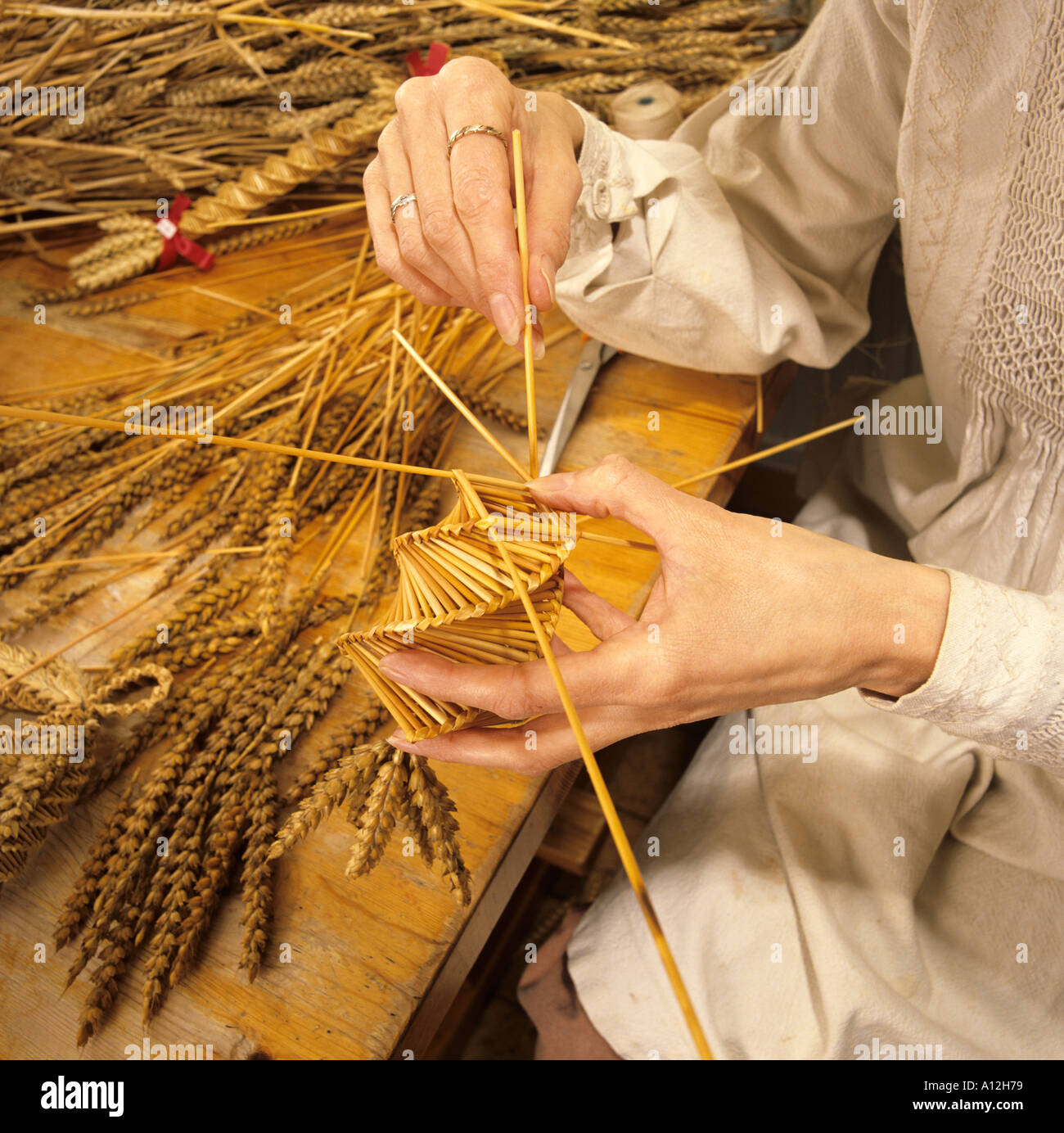 Making corn dollies in the Cotswolds Stock Photo - Alamy