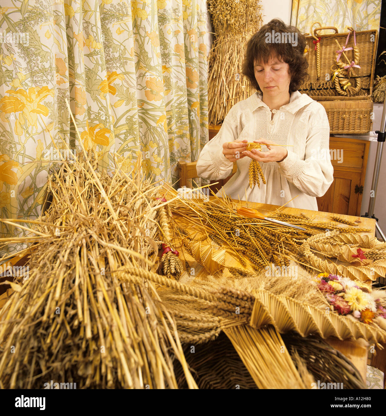 Making corn dollies in the Cotswolds Stock Photo - Alamy