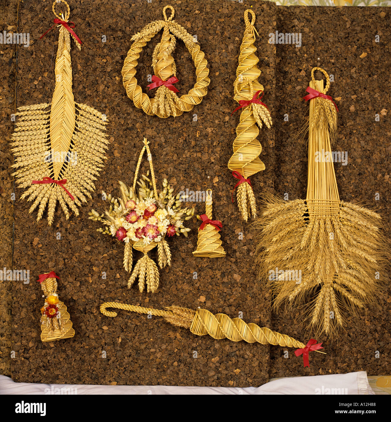 Making corn dollies in the Cotswolds Stock Photo - Alamy