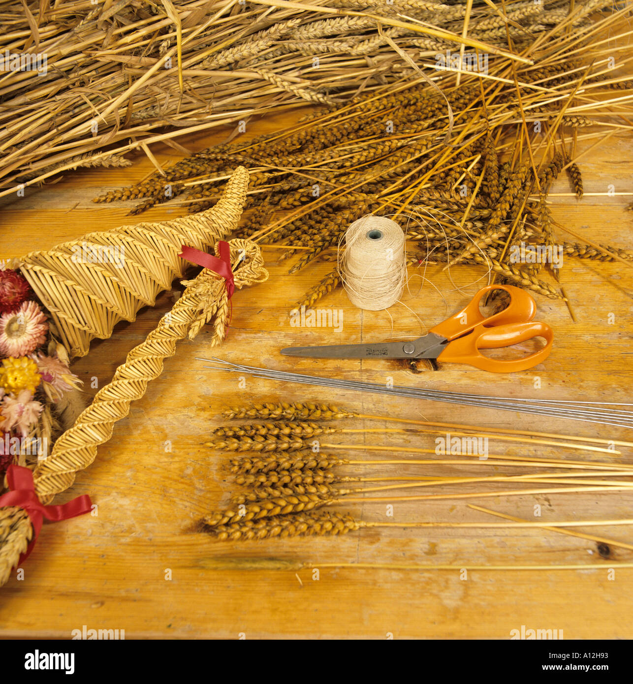 Making corn dollies in the Cotswolds Stock Photo - Alamy