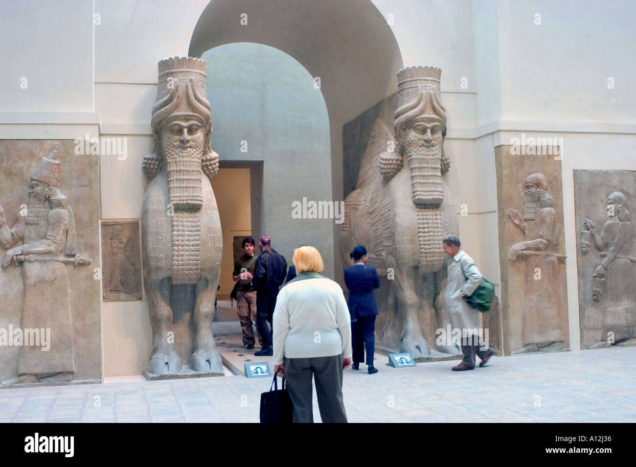 Statue of giant winged bull hi-res stock photography and images - Alamy
