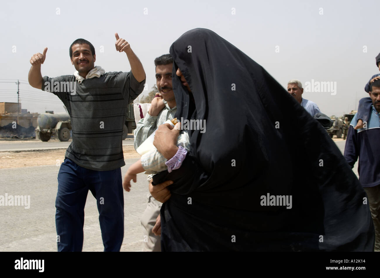 March 2003 Al Kut Iraq Iraqi refugees flee war as US Marines march ...