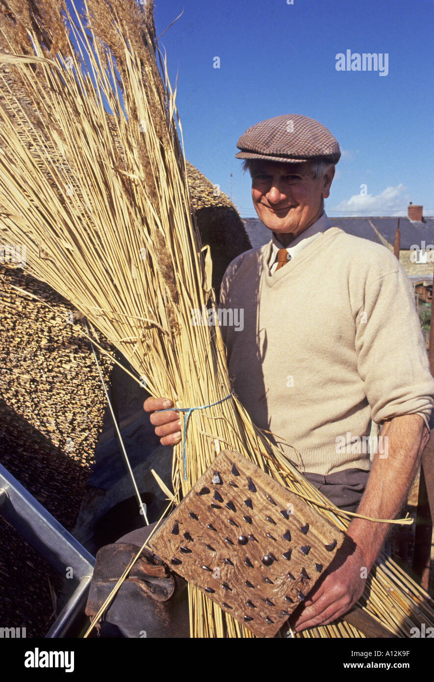Norfolk reed thatcher hi-res stock photography and images - Alamy