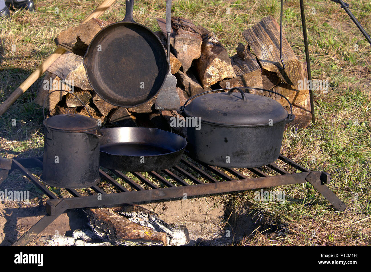 Army cooking pot hi-res stock photography and images - Alamy